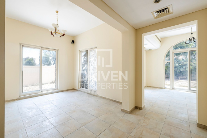 Vacant | Huge Villa | Large Corner Plot - Propsearch.ae