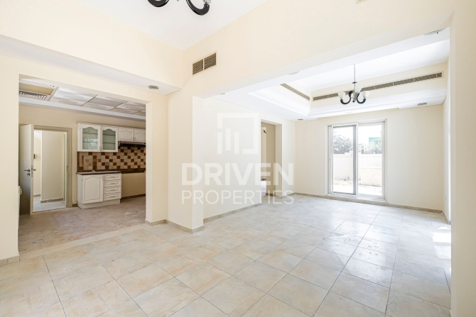 Vacant | Huge Villa | Large Corner Plot - Propsearch.ae