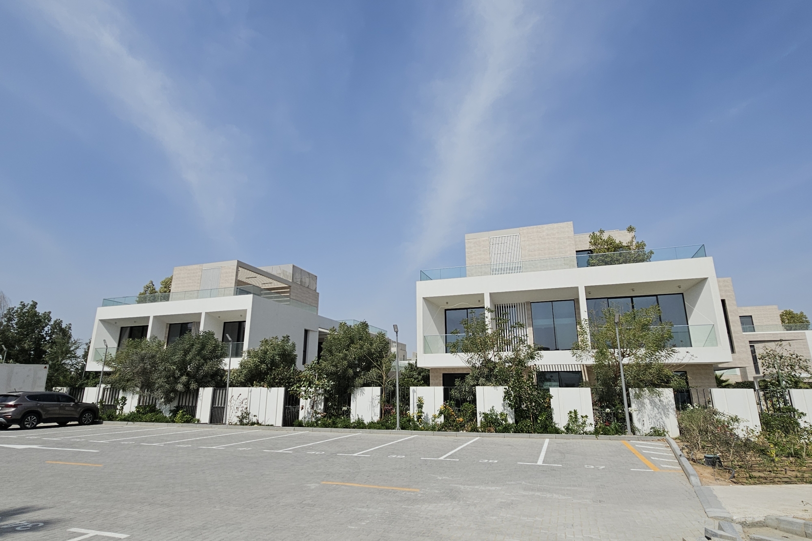 Les 8 - Propsearch.ae